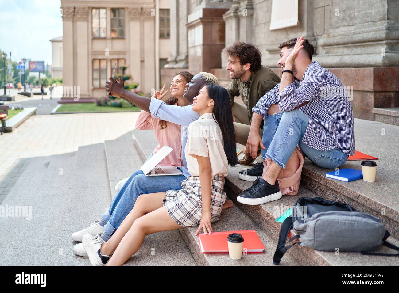 Group students talking sitting hi-res stock photography and images - Alamy