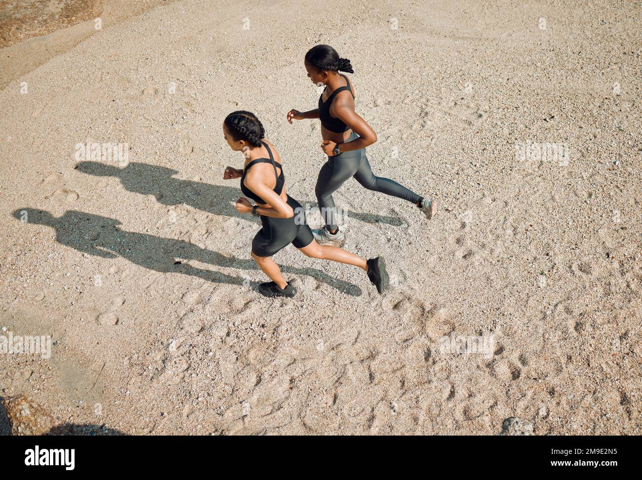 Two friends running on beach hi-res stock photography and images - Alamy