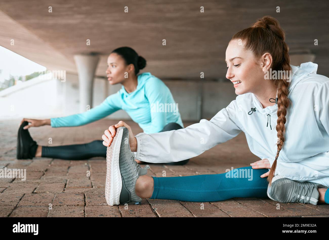 Group stretching before running hi-res stock photography and images - Alamy