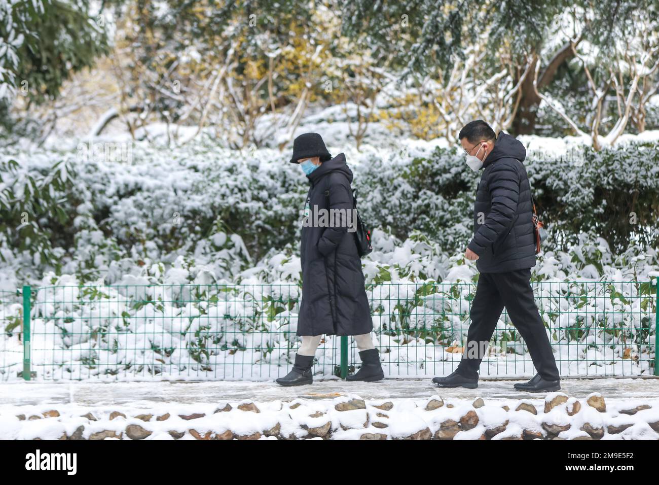 The first snow of the new year fell in Zhengzhou City, central China's ...