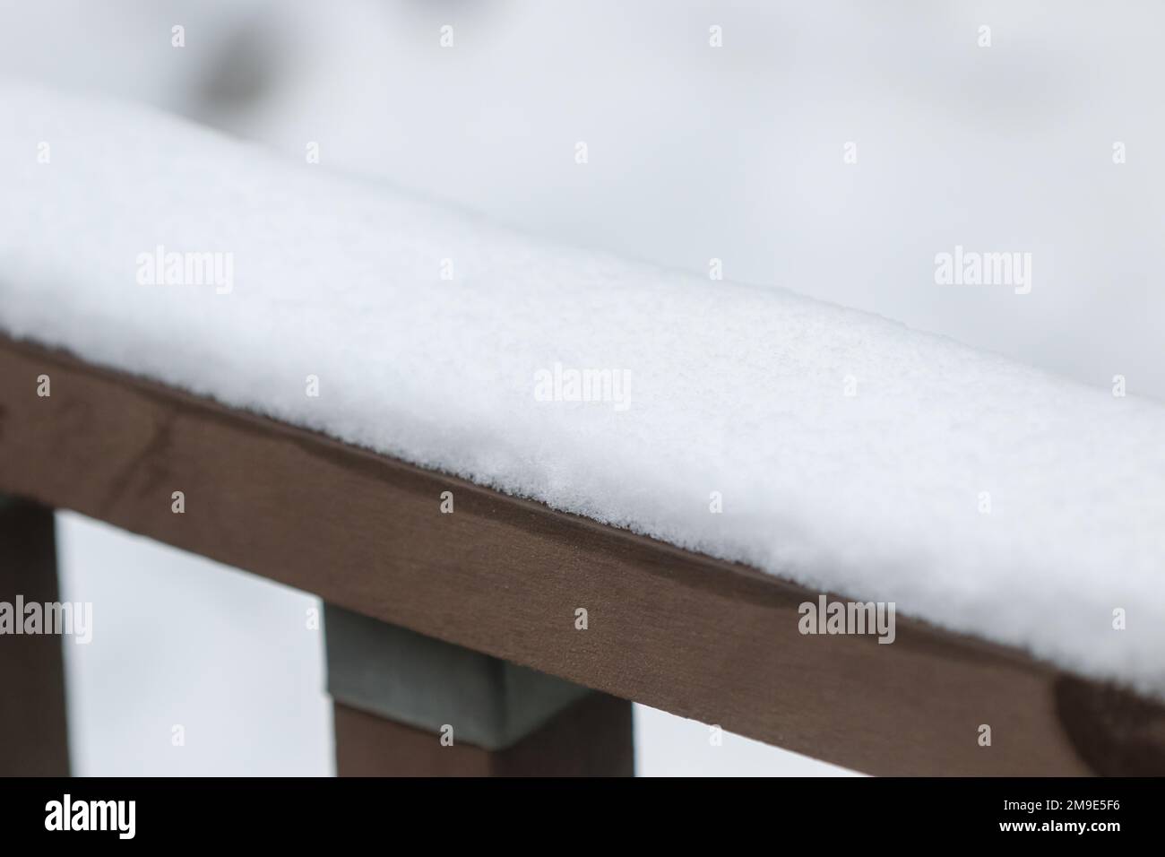 The first snow of the new year fell in Zhengzhou City, central China's ...
