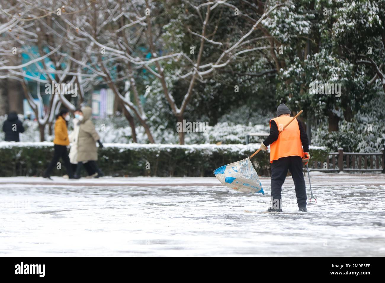 The first snow of the new year fell in Zhengzhou City, central China's ...