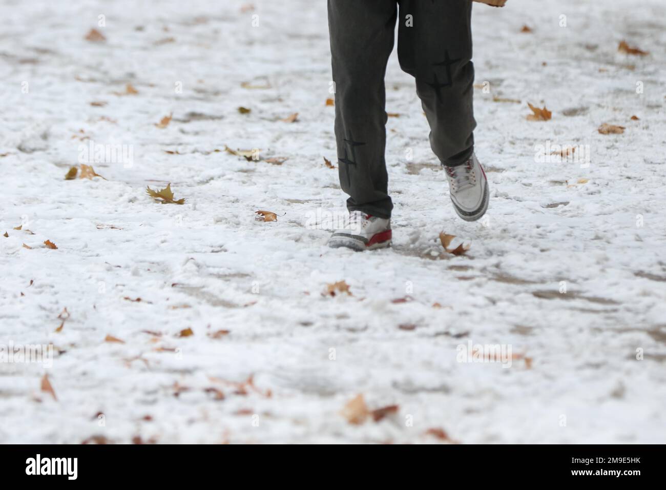 The first snow of the new year fell in Zhengzhou City, central China's ...