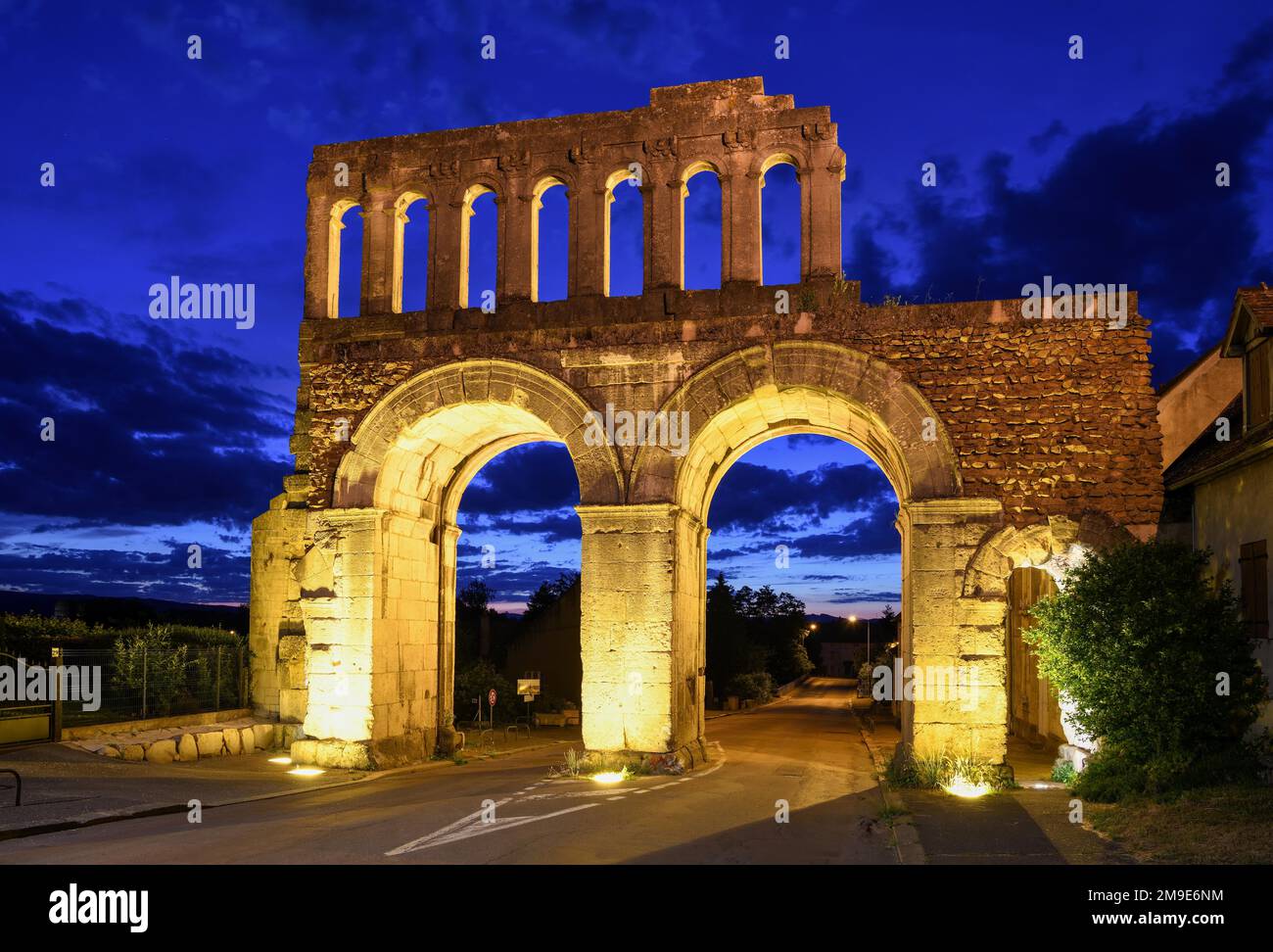 Roman city gate Porte d'Arroux, blue hour, blue hour, Autun ...