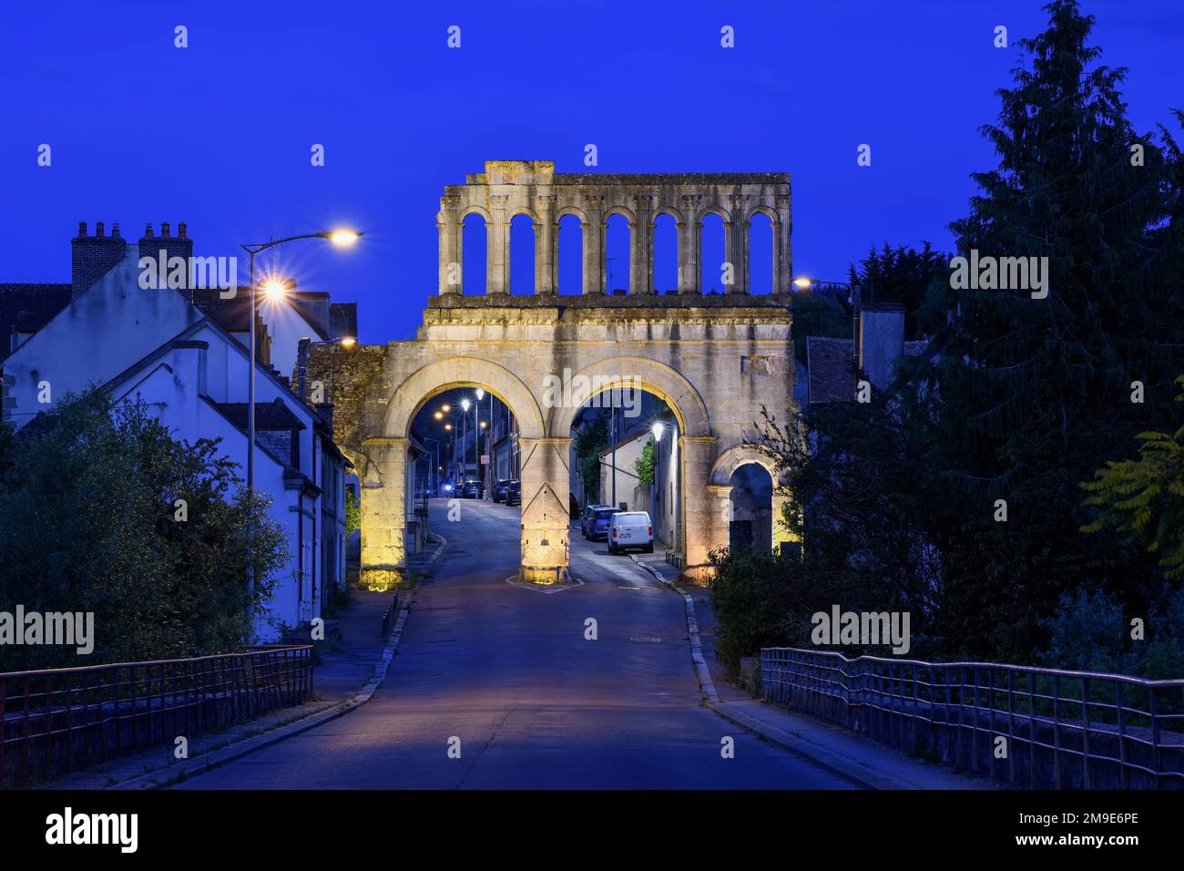 Burgundy gate hi-res stock photography and images - Alamy