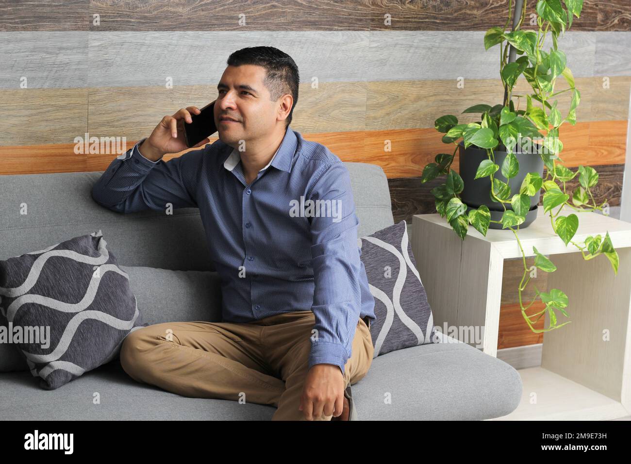 Man buys a phone hi-res stock photography and images - Alamy