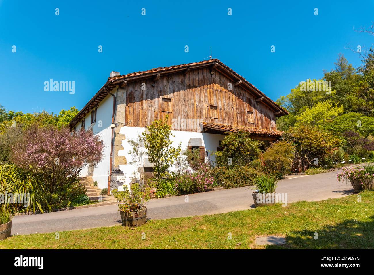Traditional farmhouse in the Iturraran Natural Park in Pagoeta, Aia ...