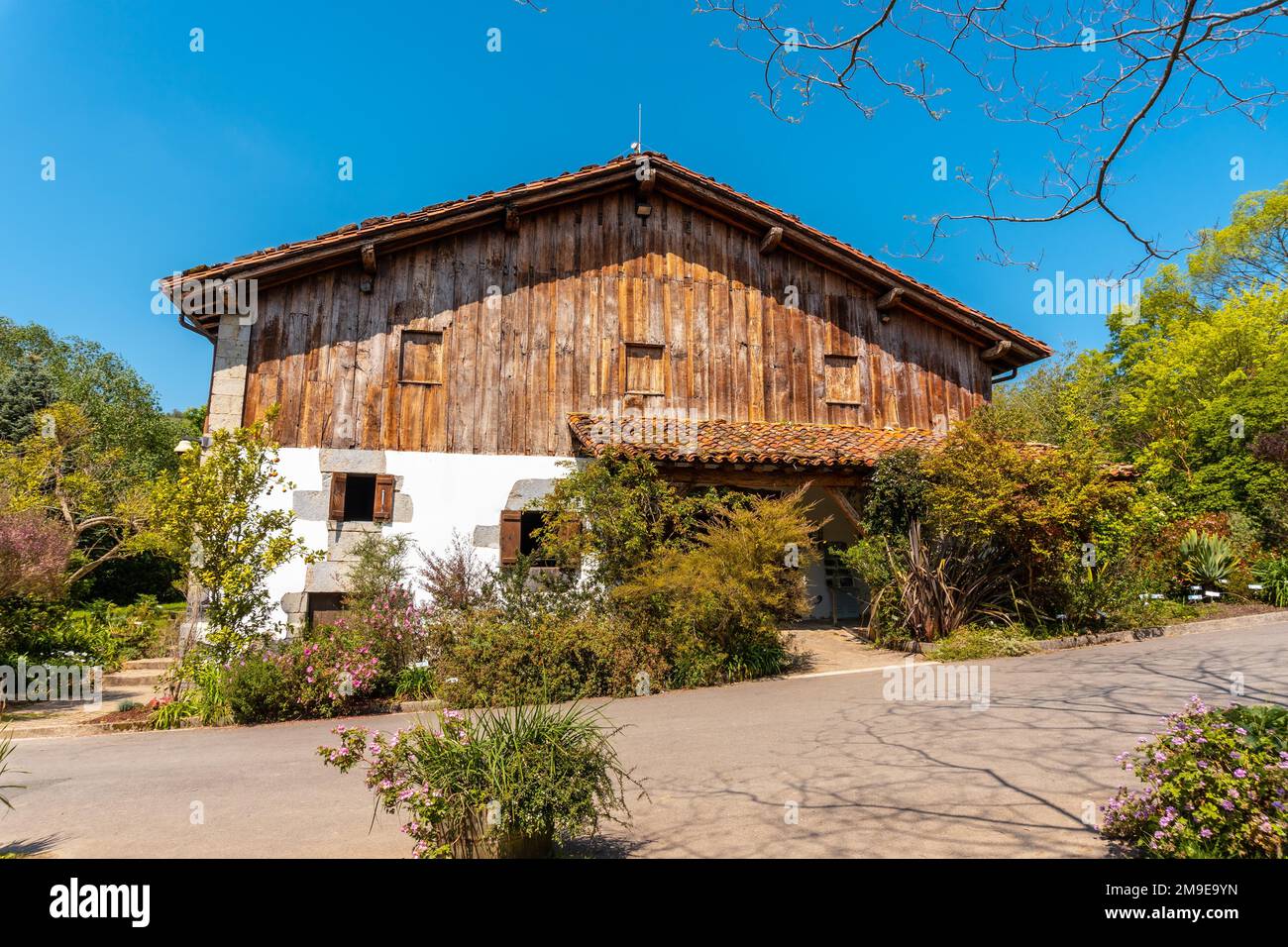 Traditional farmhouse in the Iturraran Natural Park in Pagoeta, Aia ...