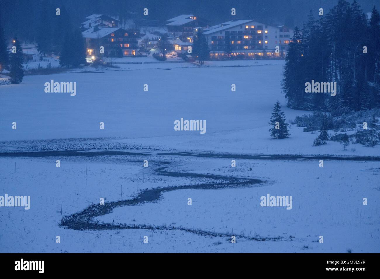 Spitzingsee, Germany. 18th Jan, 2023. Snow lies at minus temperatures ...