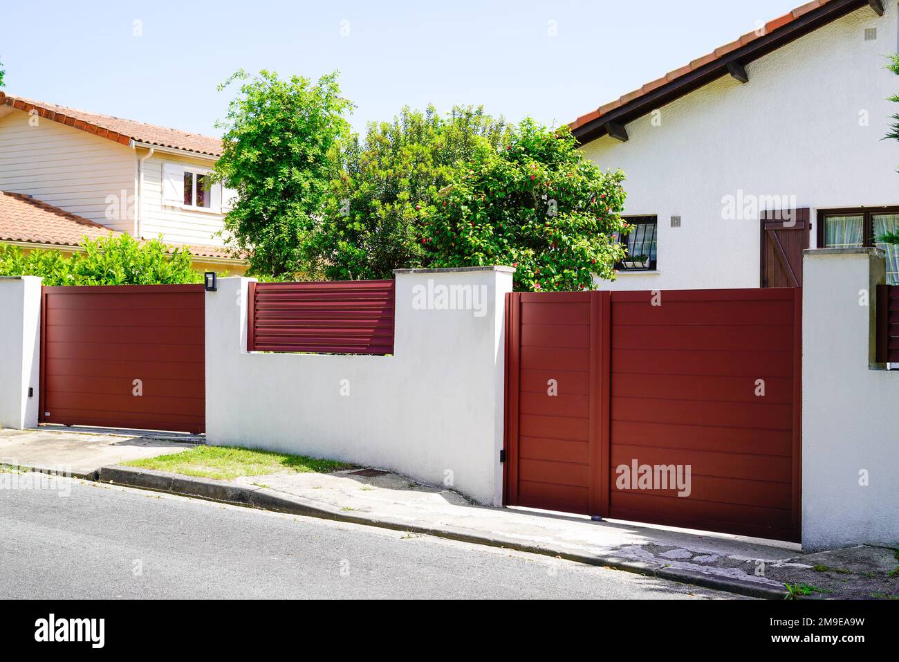 red design home metal aluminum gate of modern house Stock Photo - Alamy