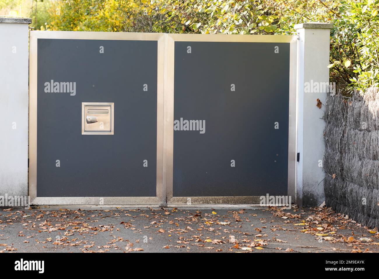 Architecture chrome steel house hi-res stock photography and images - Alamy