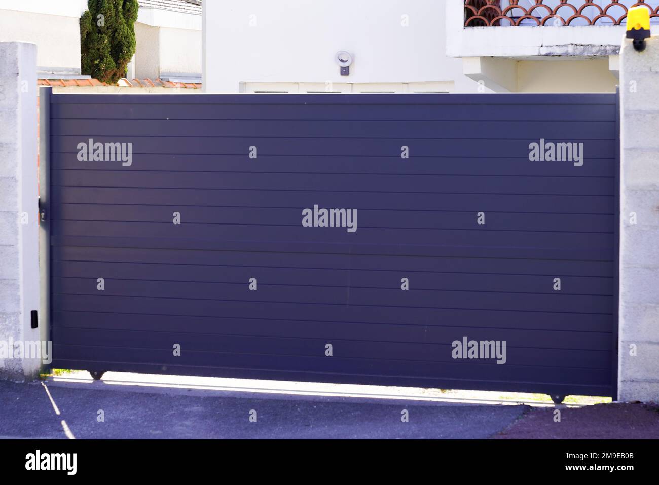 portal automatic sliding dark grey gate of modern house Stock Photo - Alamy