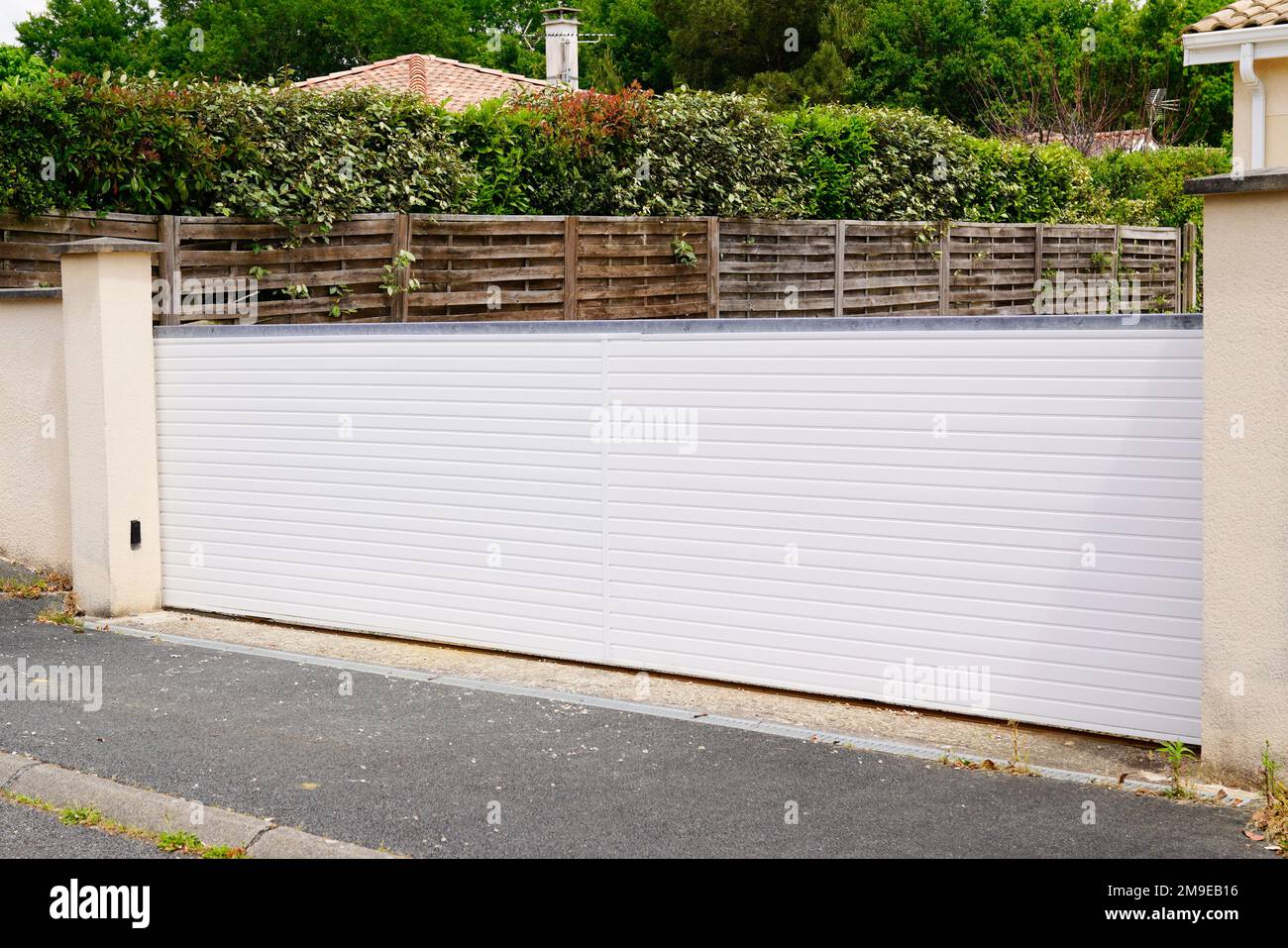 portal aluminum sliding white metal gate of modern suburb house ...