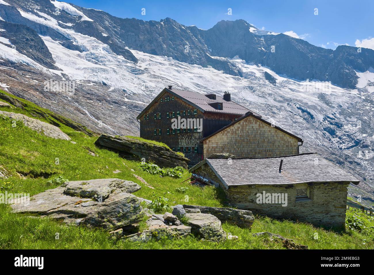 Alpine hut in front of glacier, Warnsdorfer Huette, Krimmler Kees ...