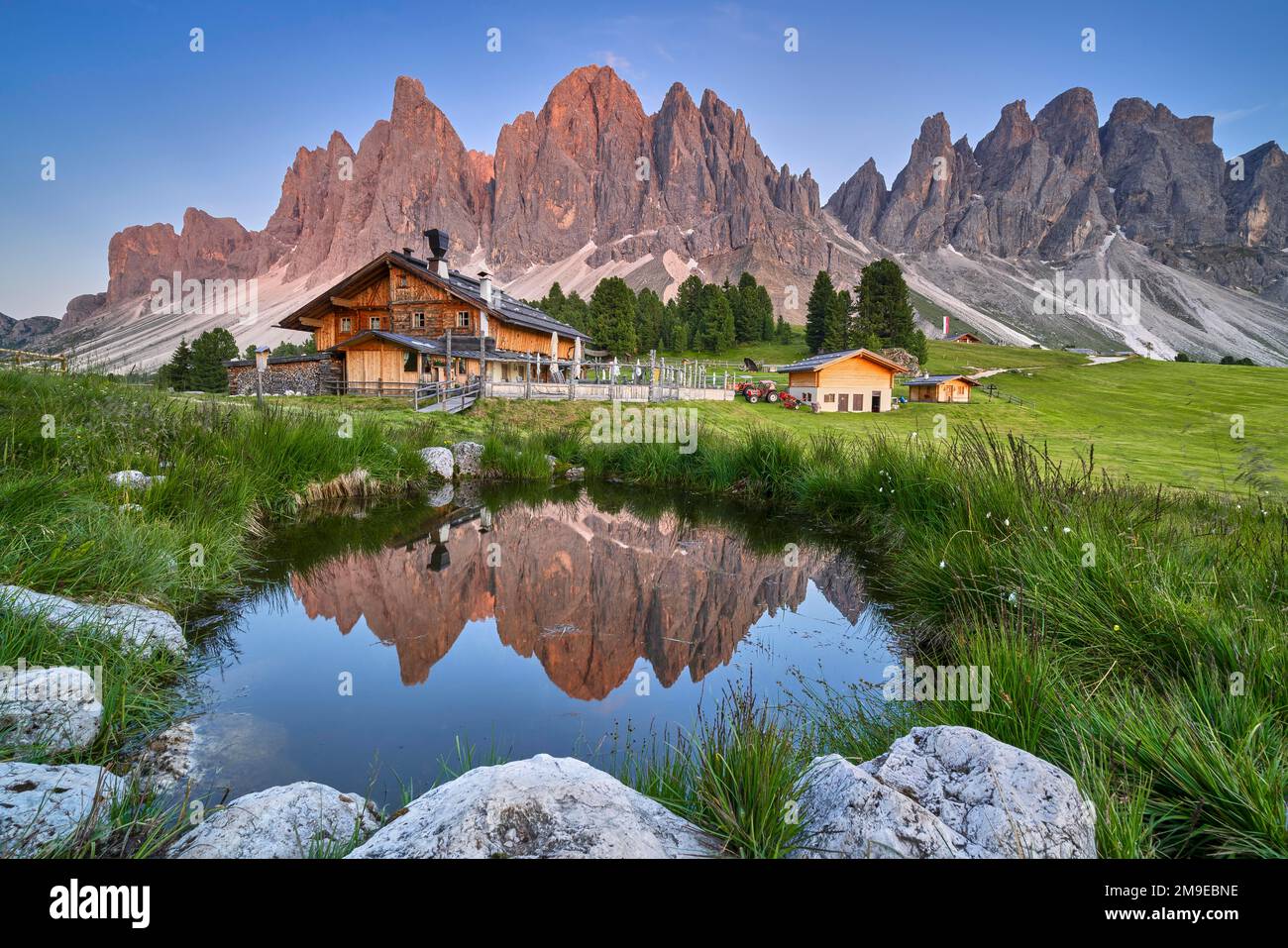 Geisleralm with Geisler group and alpenglow, reflection, Dolomites ...