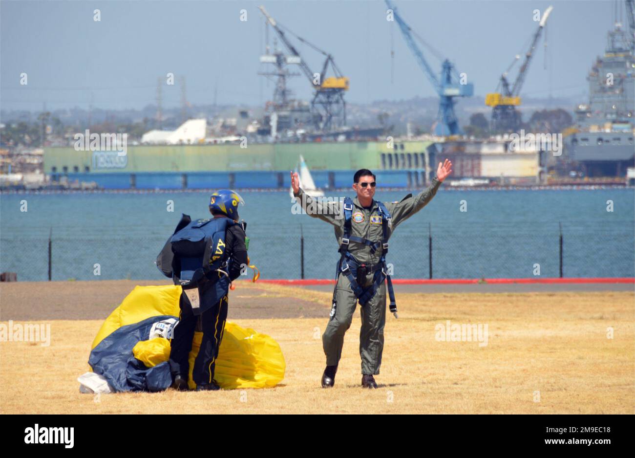 Tandem base jump hi-res stock photography and images - Alamy