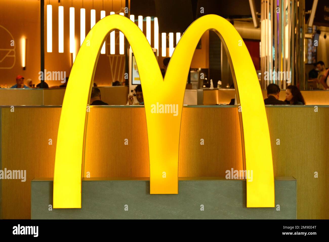 McDonalds Restaurant M-Logo Stock Photo - Alamy