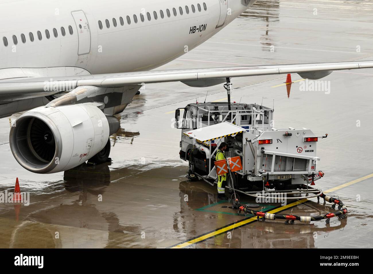 Ground crew tanker, aircraft Swiss, Airbus A321-200, HB-ION Stock Photo ...