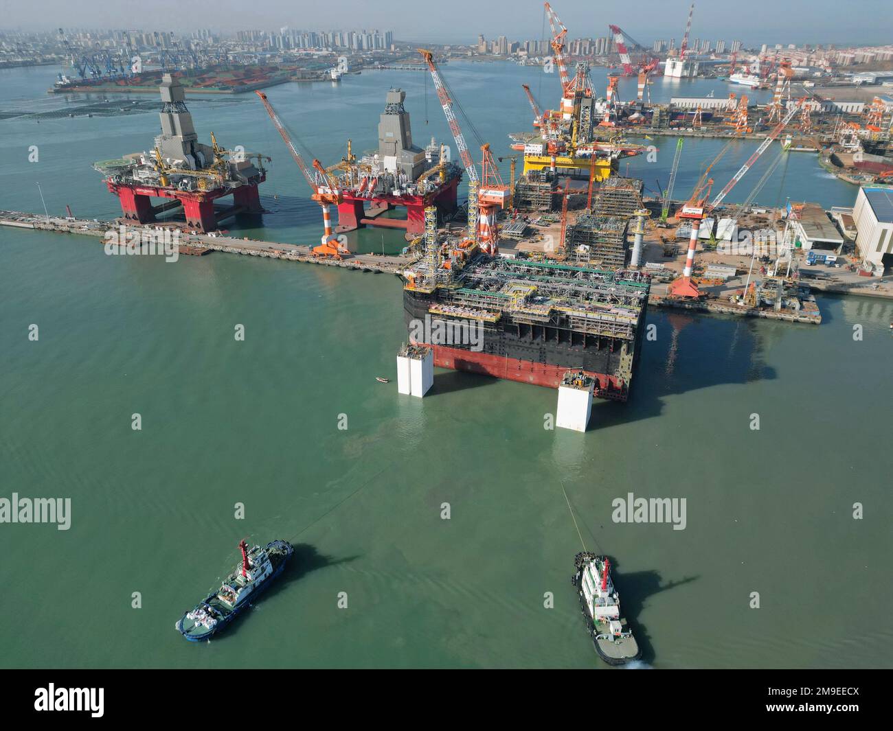 YANTAI, CHINA - JANUARY 18, 2023 - A tugboat hauls a Marine equipment ...