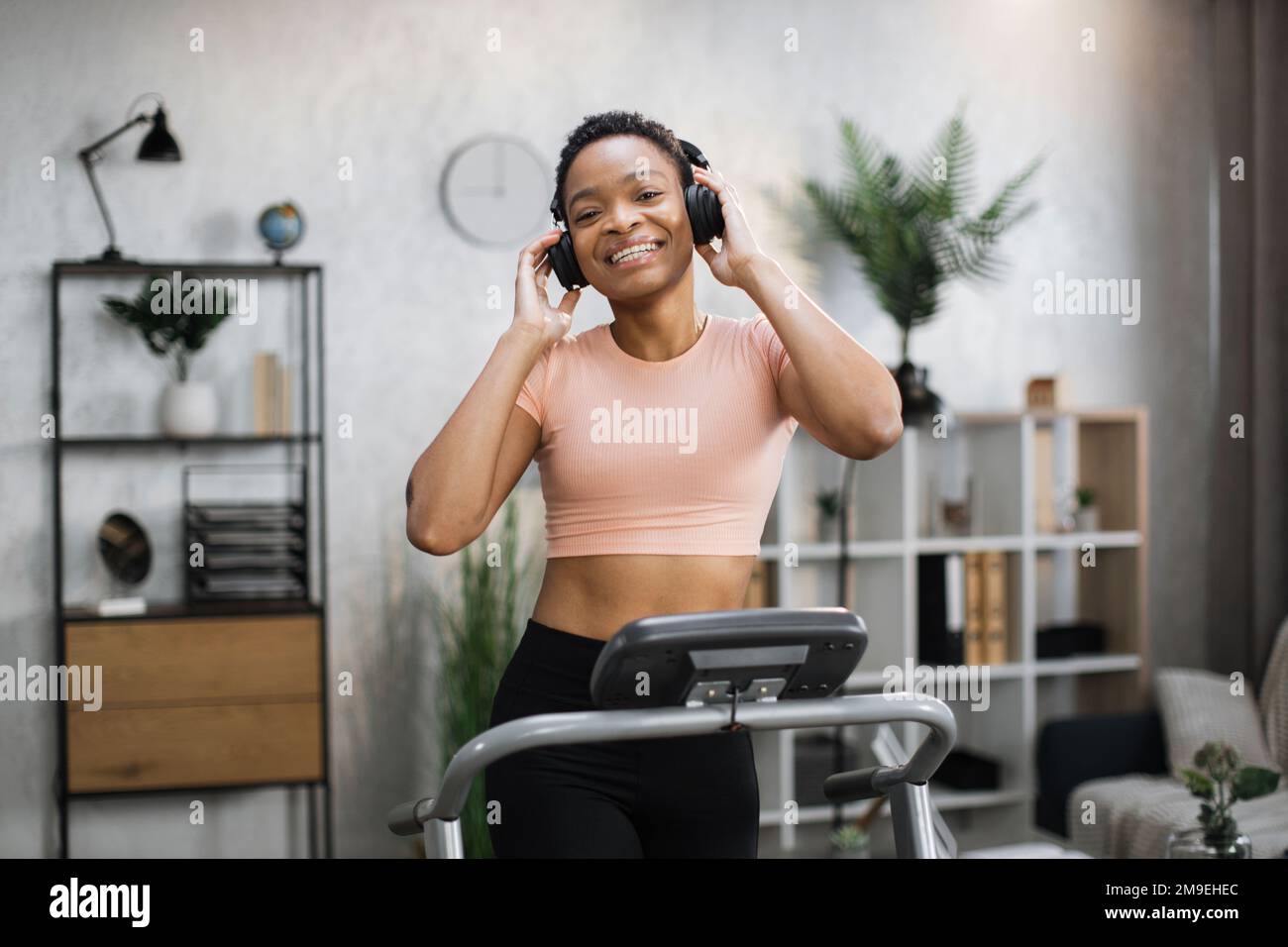Fit african girl dancing hi-res stock photography and images - Alamy