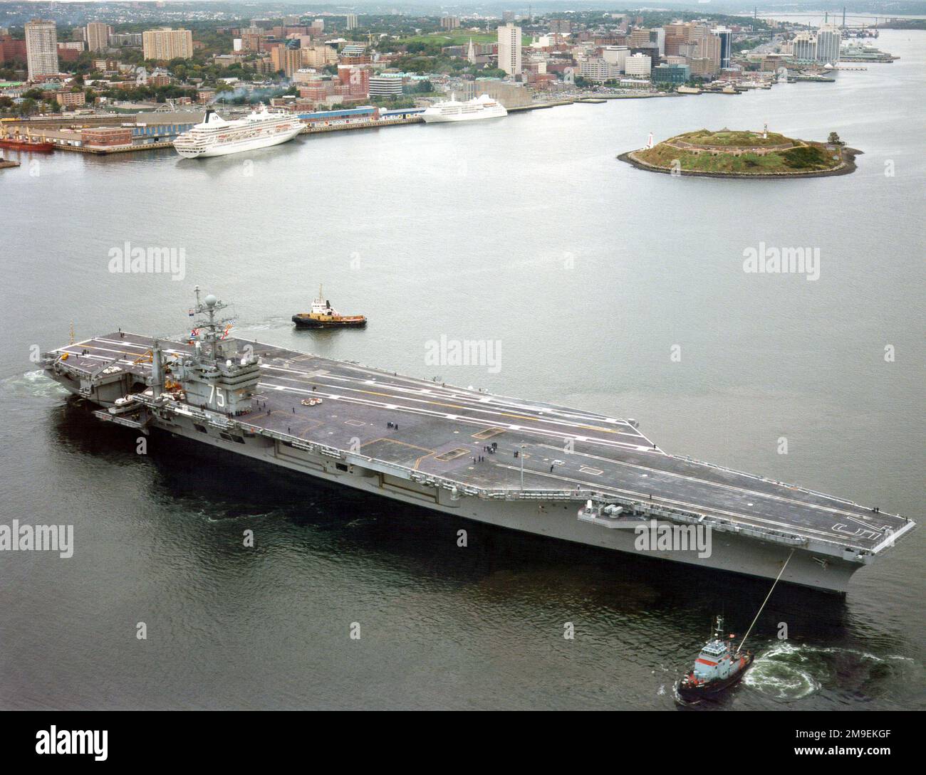 The aircraft carrier USS HARRY S. TRUMAN (CVN 75) drops anchor in ...