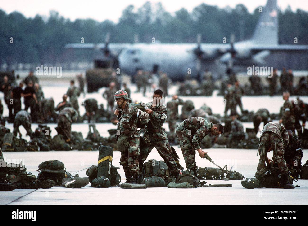 Seven hundred paratroopers from the Army's 101st Airborne prepare for ...