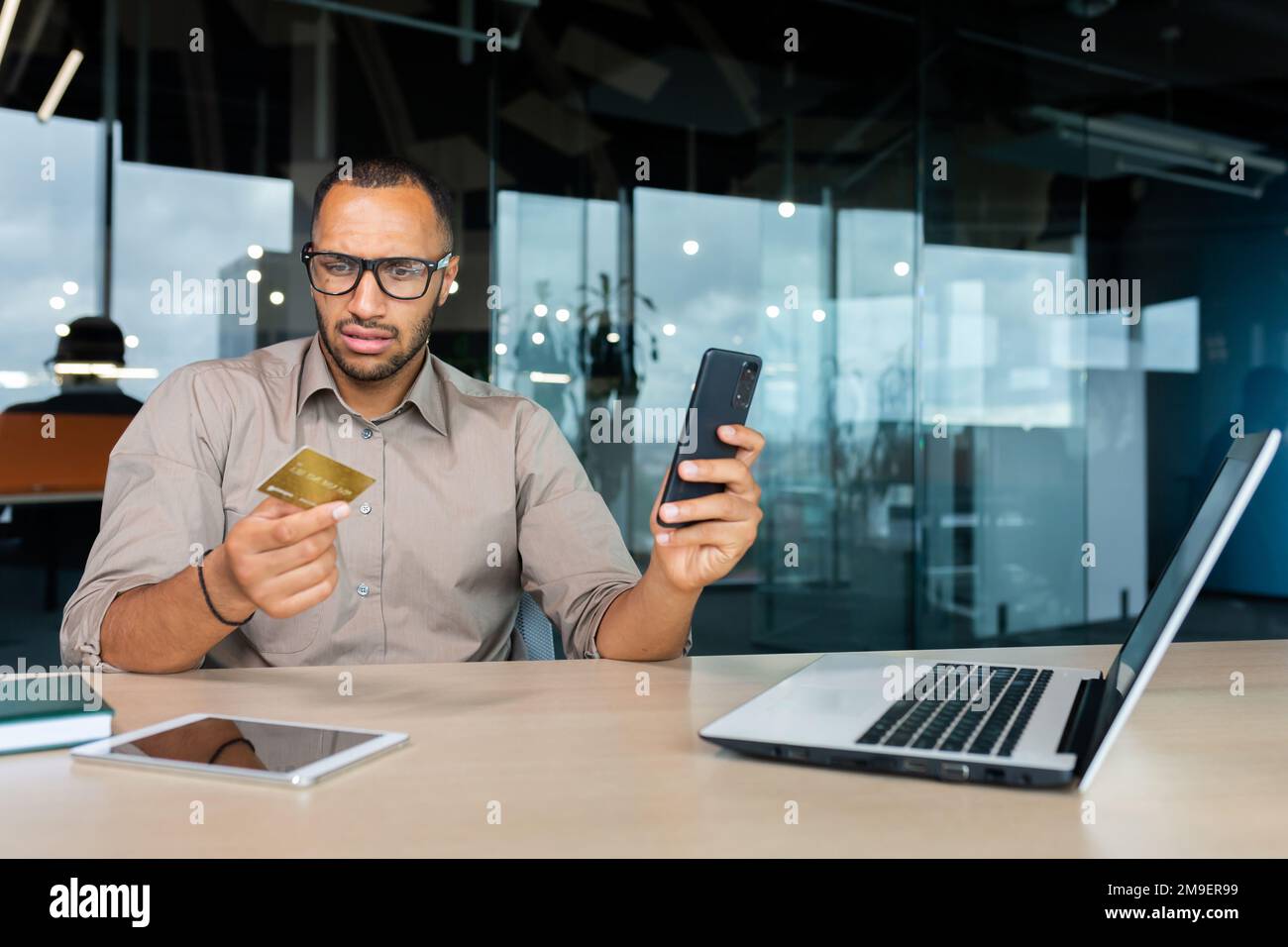 Bank fraud mobile scam hands hi-res stock photography and images - Alamy