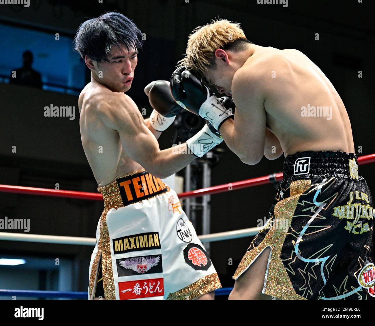 Tokyo, Japan. 14th Jan, 2023. Challenger Jin Sasaki (R) of Japan and ...