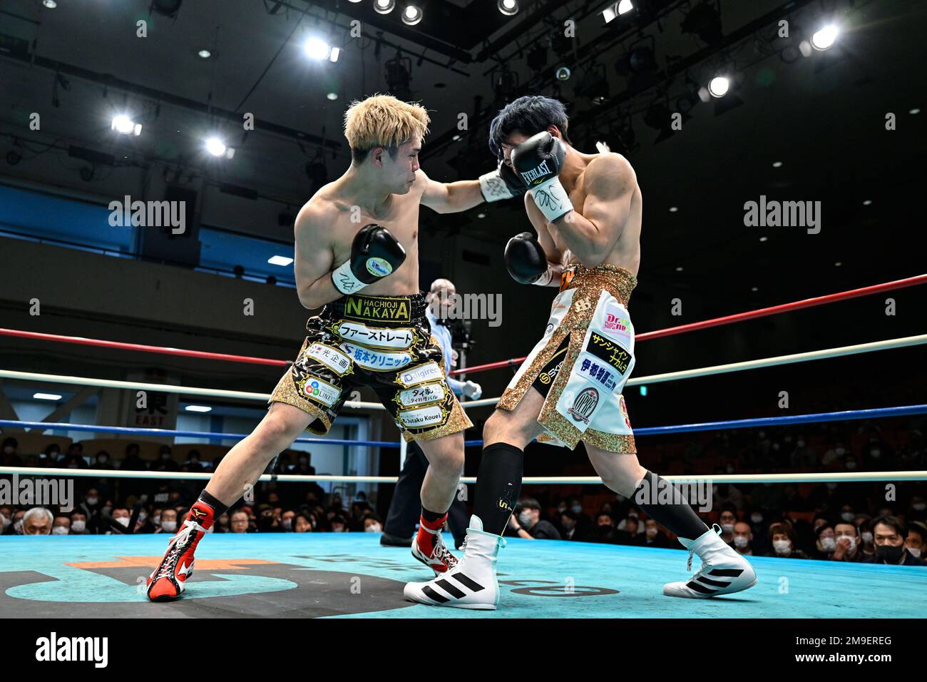 Tokyo, Japan. 14th Jan, 2023. Challenger Jin Sasaki (L) of Japan and champion Ryota Toyoshima of ...