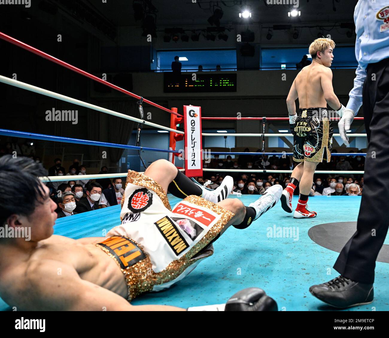 Tokyo, Japan. 14th Jan, 2023. Challenger Jin Sasaki (black trunks) of Japan knocks down champion ...