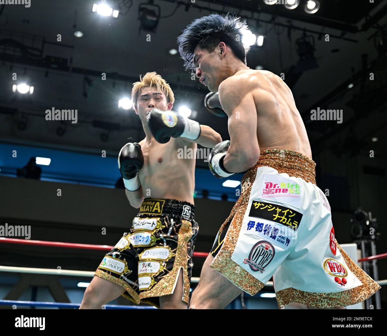Tokyo, Japan. 14th Jan, 2023. Challenger Jin Sasaki (L) of Japan and ...