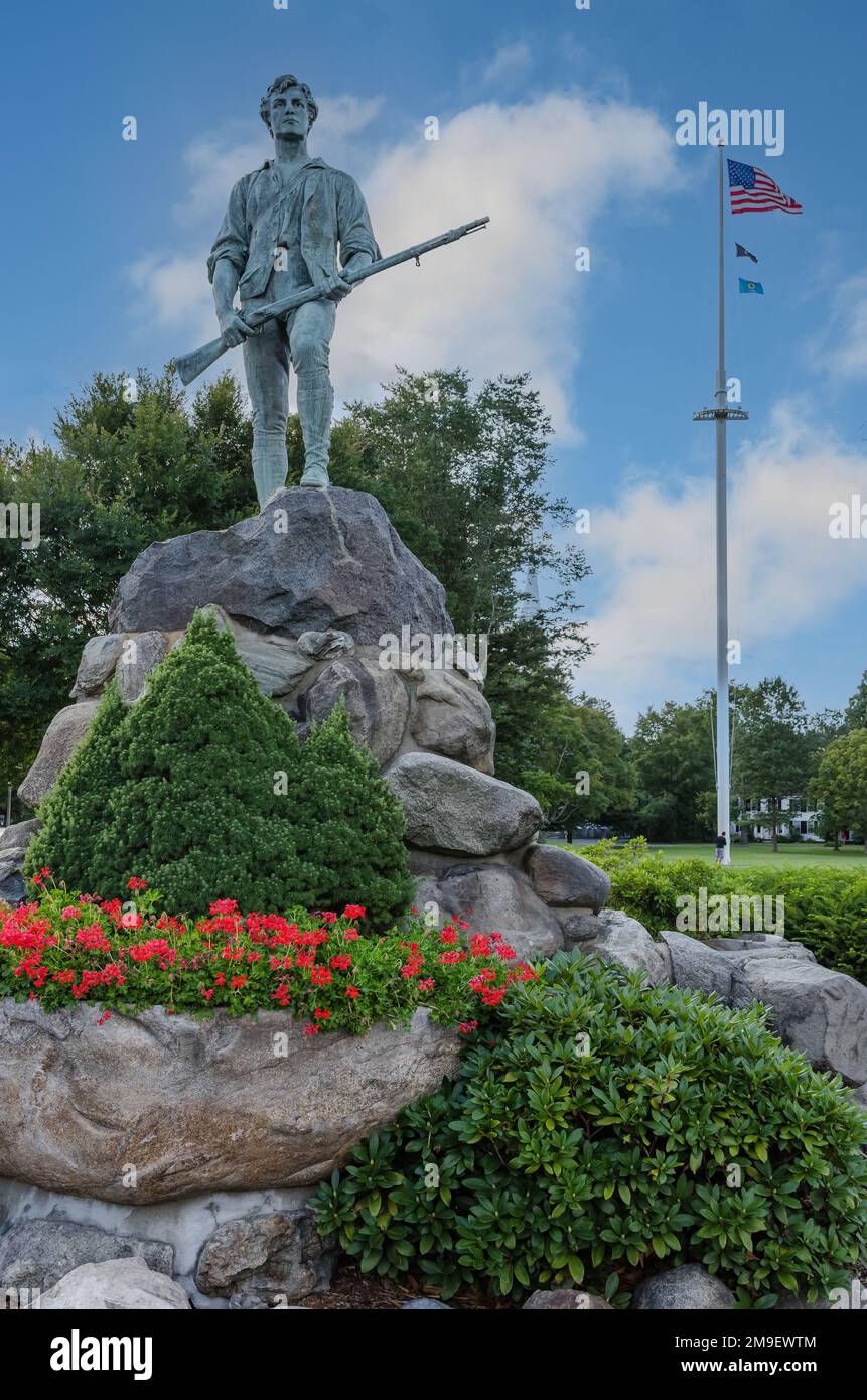 Minute Man Statue and US flag in Battle Green in historic town center ...