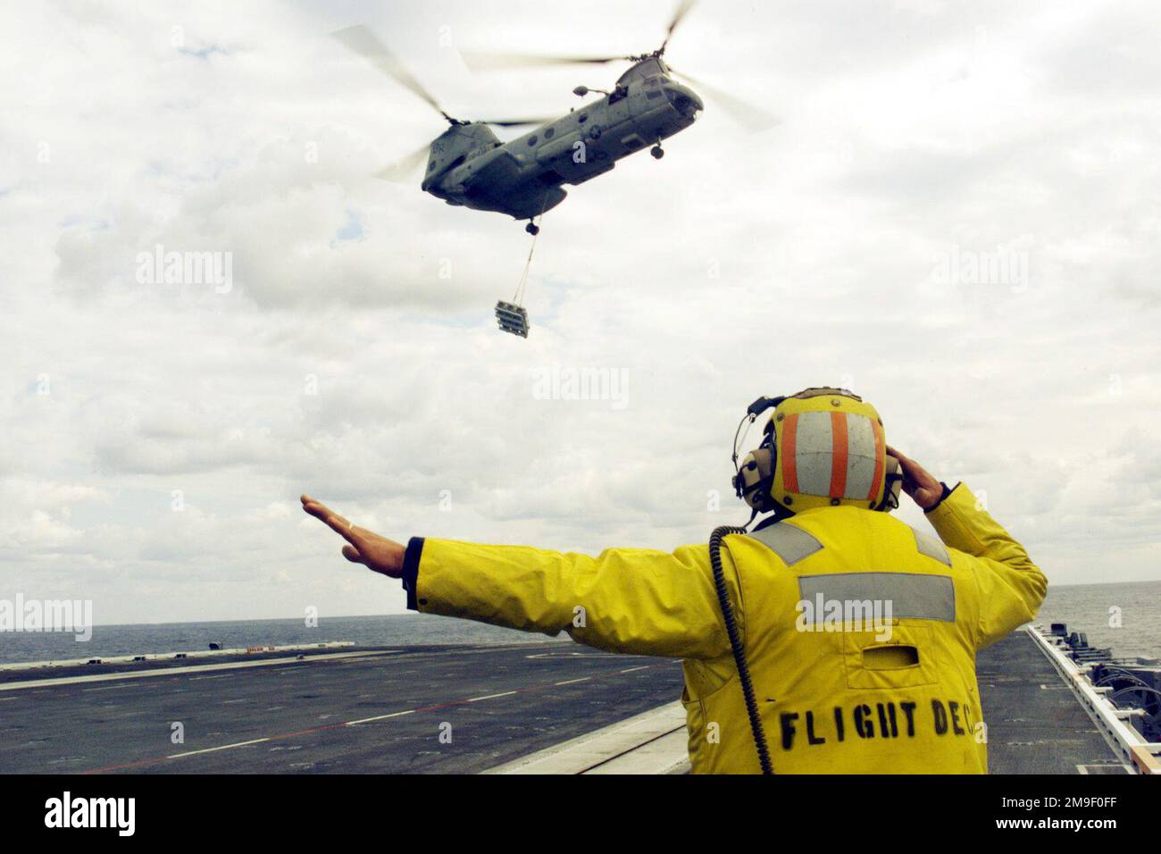 Aviation Boatswains Mate Handler First Class Shawn Hamp directs a CH 46 ...