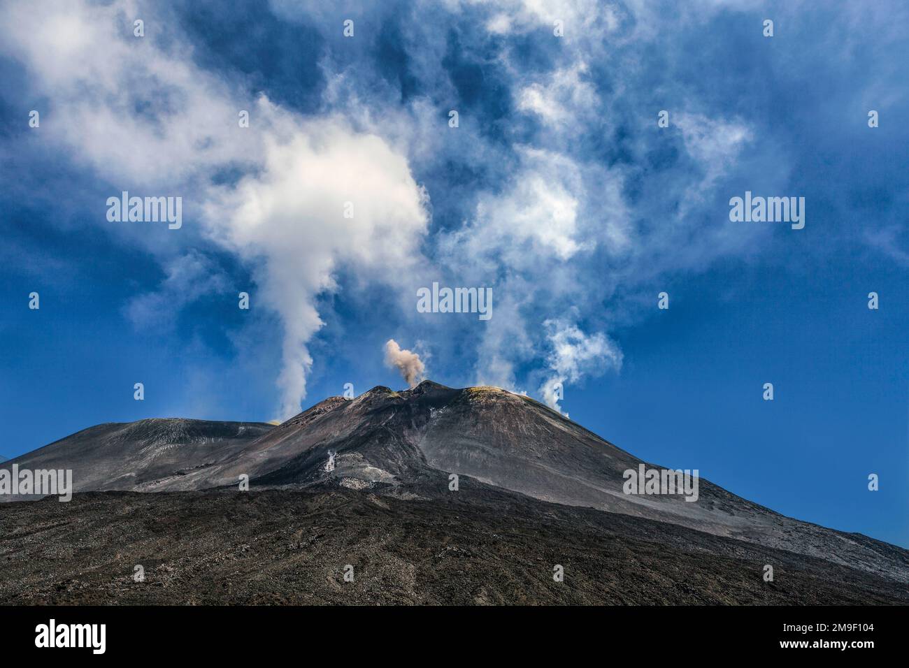 Active volcanic steam vents on Mount Etna, Europe’s highest volcano ...