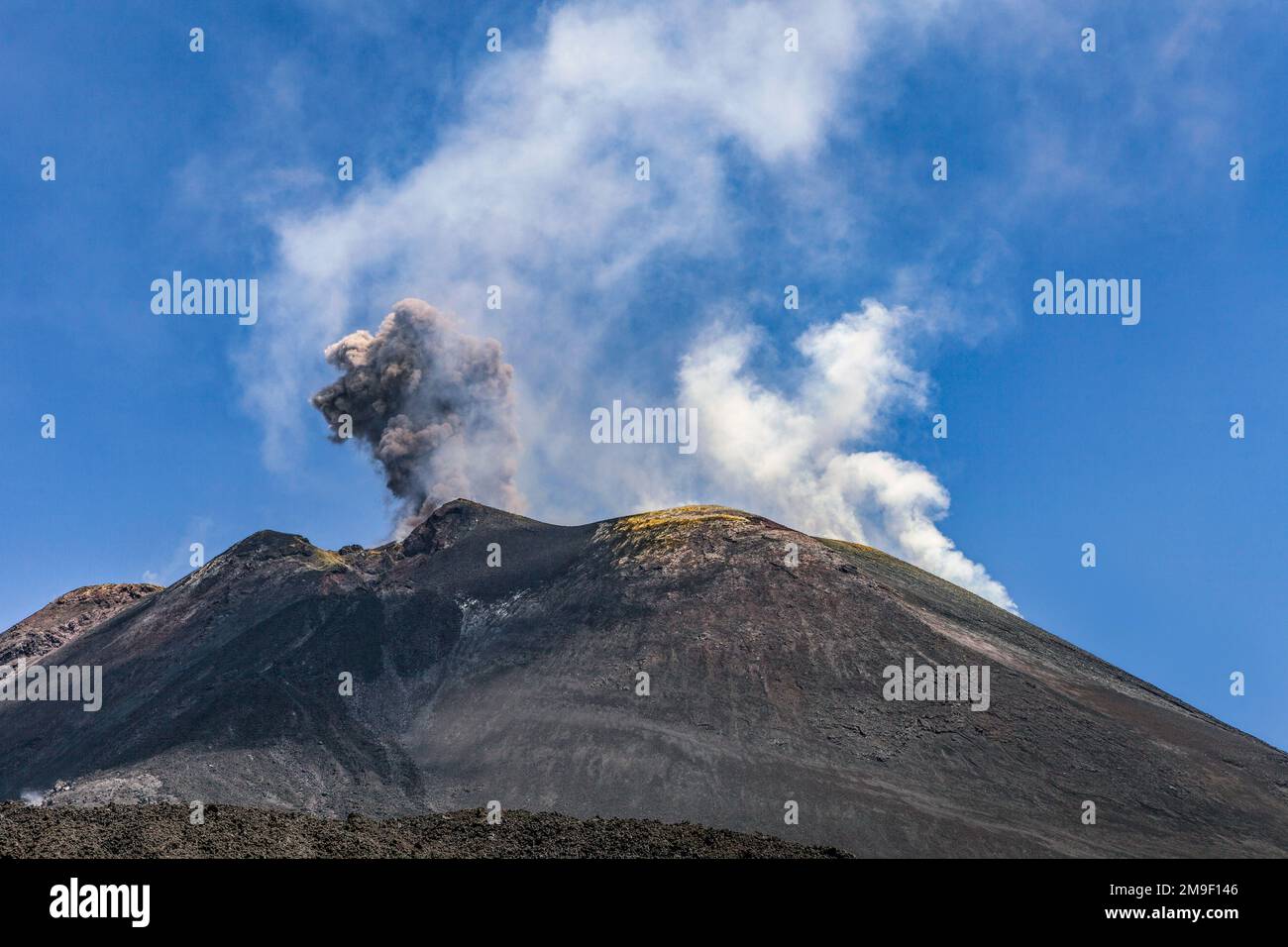 Active volcanic steam vents on Mount Etna, Europe’s highest volcano ...