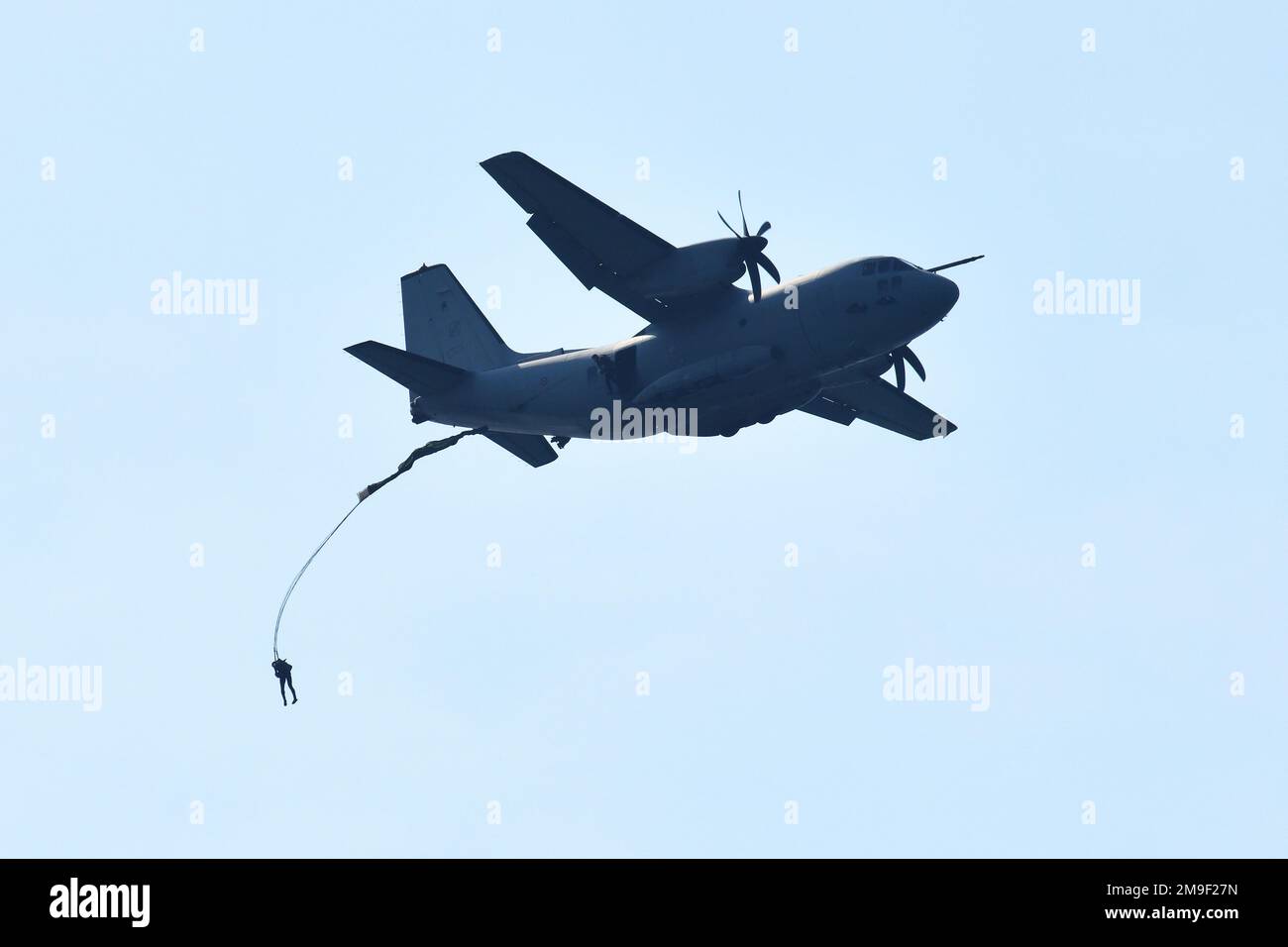 Italian Army paratroopers assigned to 4th Alpini Regiment, Folgore ...