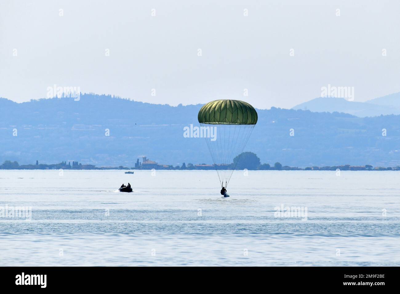 Italian Army paratroopers assigned to 4th Alpini Regiment, Folgore ...