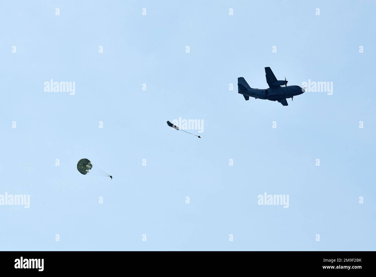 Italian Army paratroopers assigned to 4th Alpini Regiment, Folgore ...