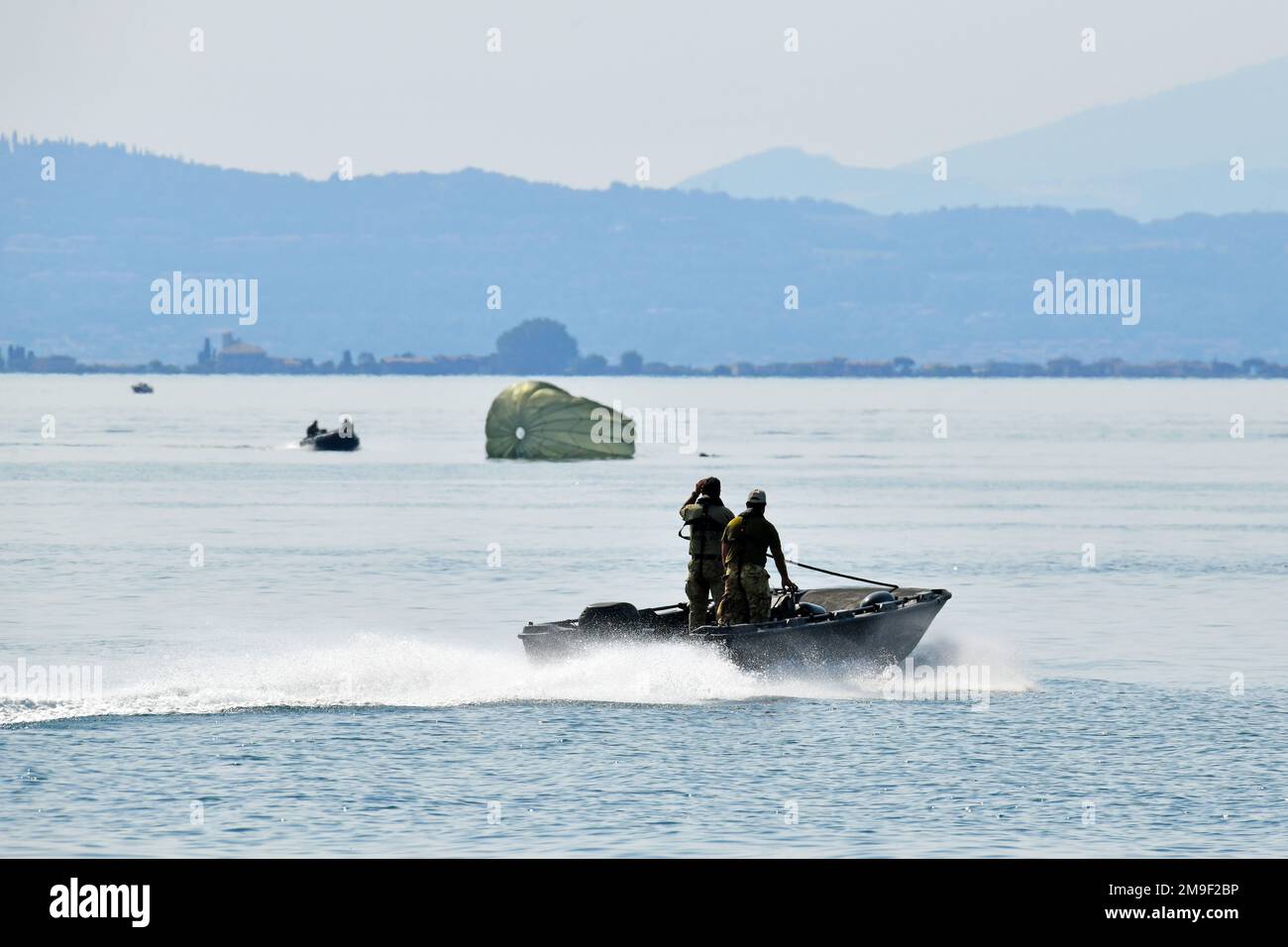 Italian Army paratroopers assigned to 4th Alpini Regiment, Folgore ...