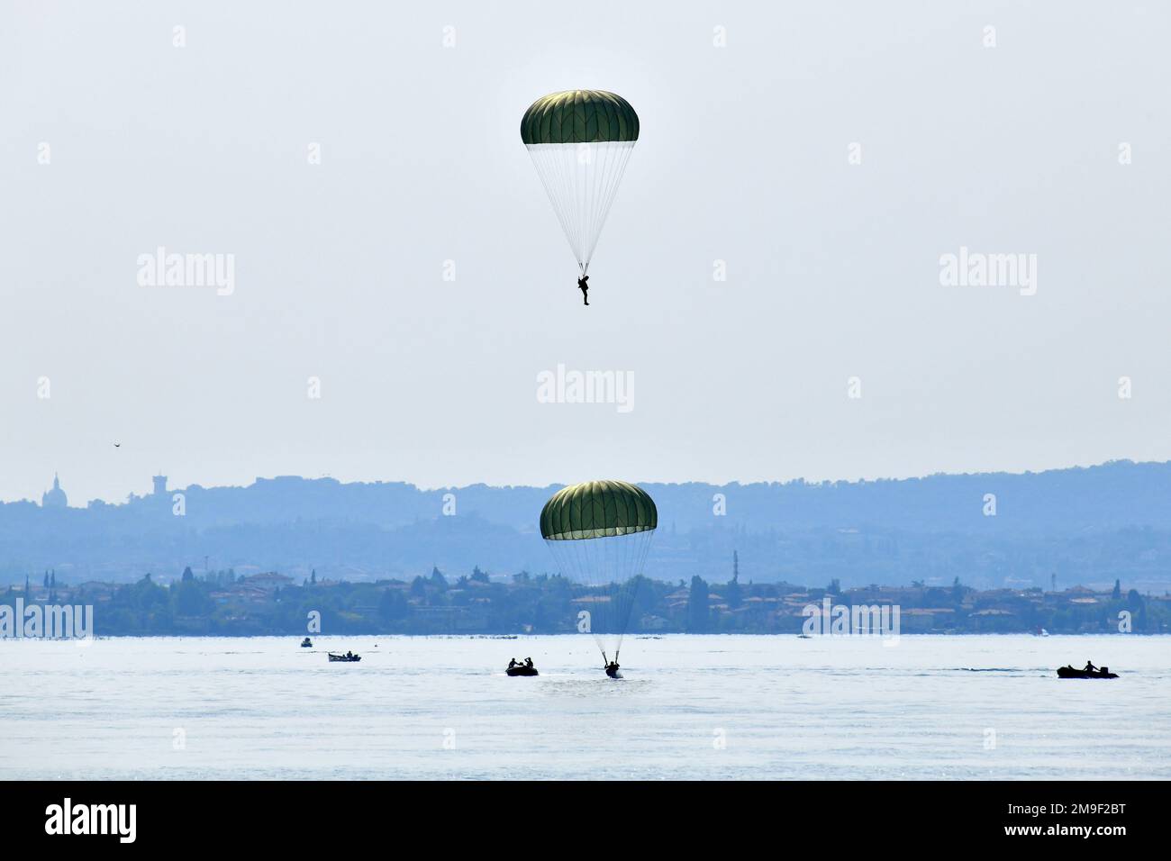Italian Army paratroopers assigned to 4th Alpini Regiment, Folgore ...