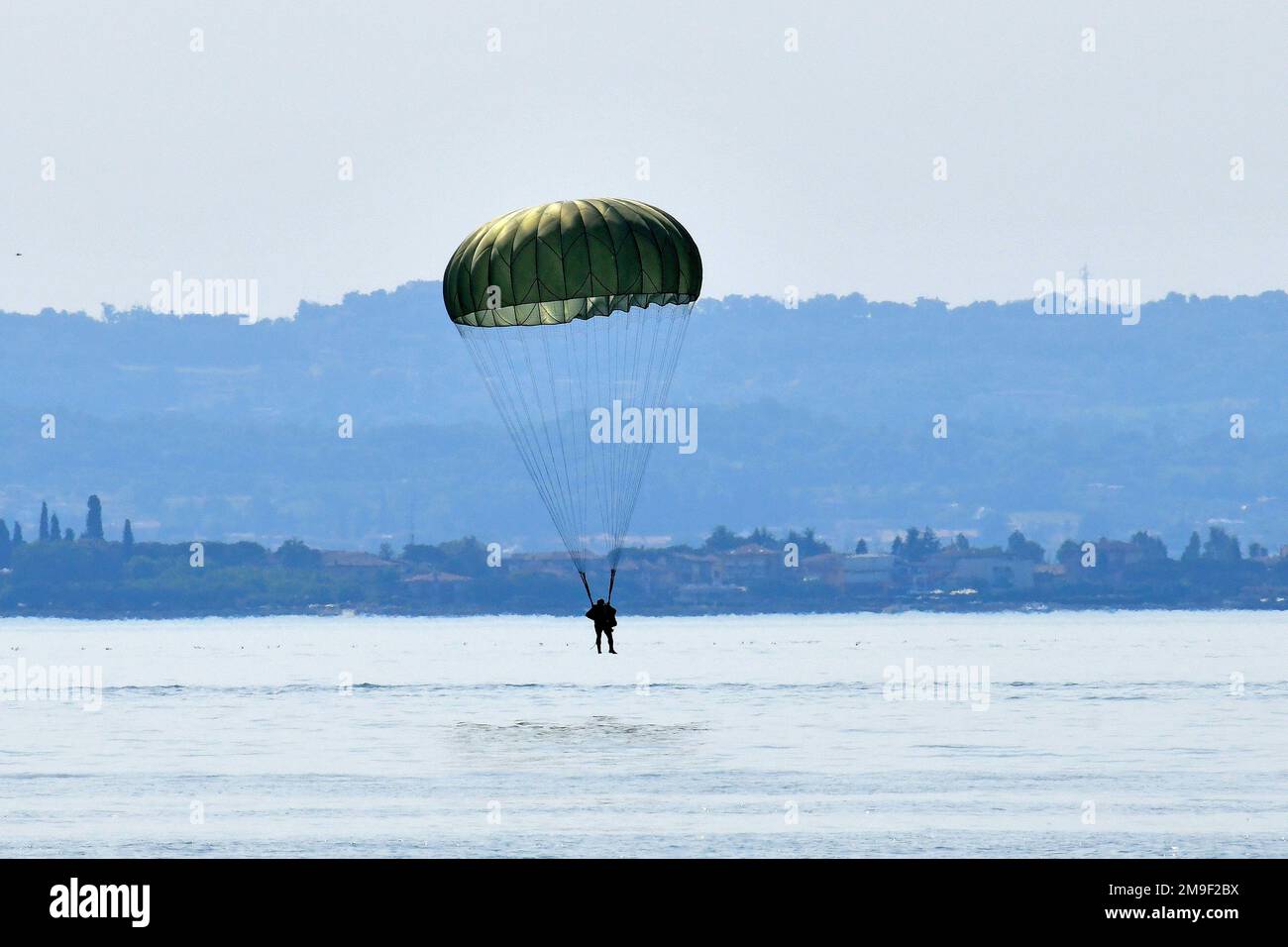 Italian Army paratroopers assigned to 4th Alpini Regiment, Folgore ...