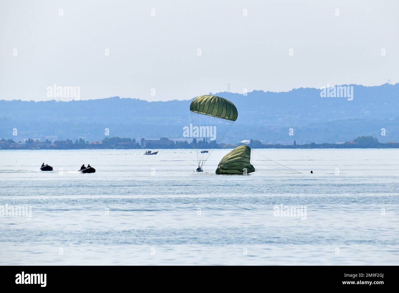 Italian Army paratroopers assigned to 4th Alpini Regiment, Folgore ...