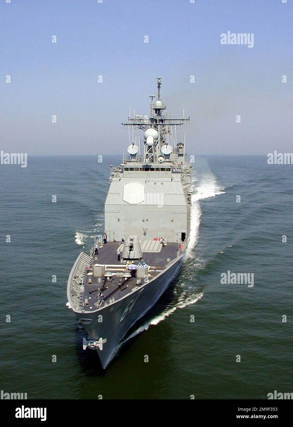 Bow on view of the guided missile cruiser USS GETTYSBURG (CG 64 ...