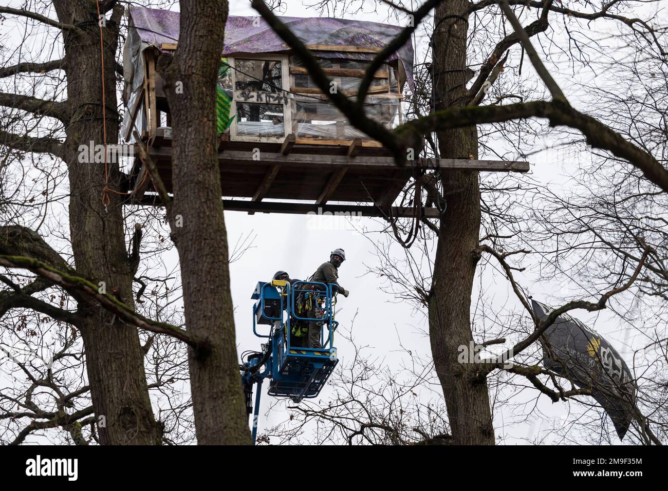 Police approaching house hi-res stock photography and images - Alamy