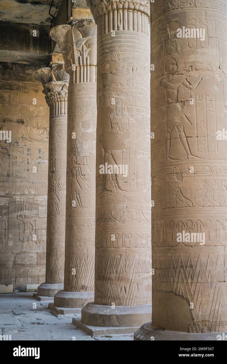 Säulen, 1. Hof, Horus-Tempel, Edfu, Ägypten Stock Photo - Alamy