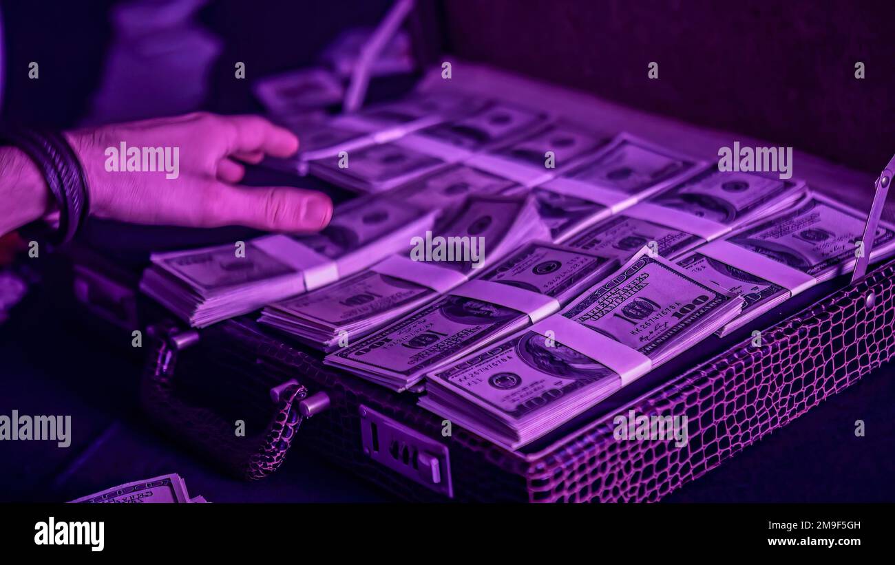 Hands packs money hi-res stock photography and images - Alamy
