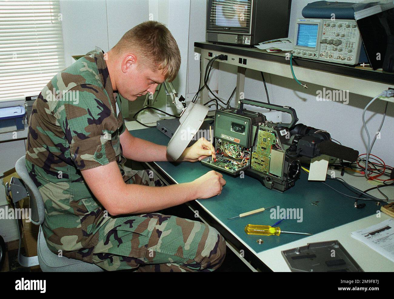 Us army repairs hi-res stock photography and images - Alamy