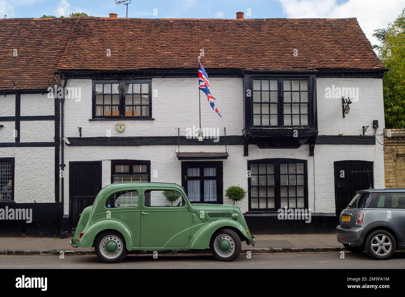 Car outside a cottage hi-res stock photography and images - Alamy