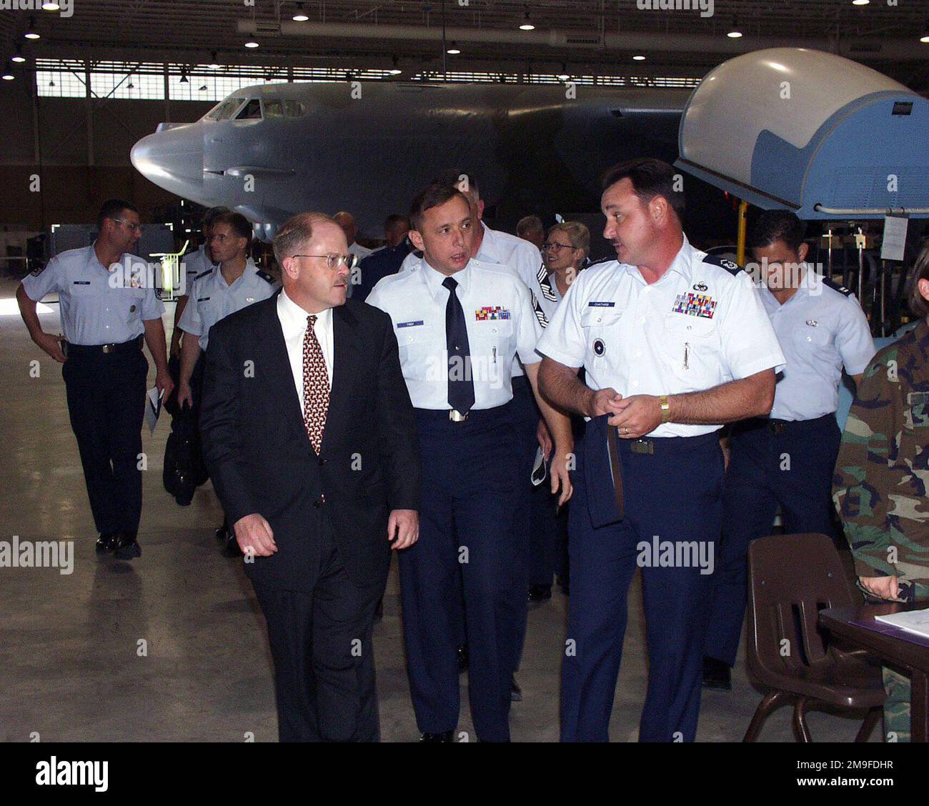 US Air Force MASTER Sergeant John Chatham briefs Secretary of the Air ...