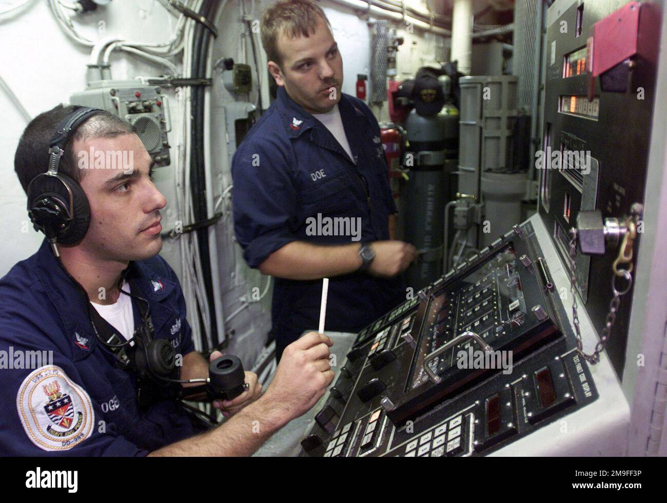 Uss deyo dd 989 hi-res stock photography and images - Alamy